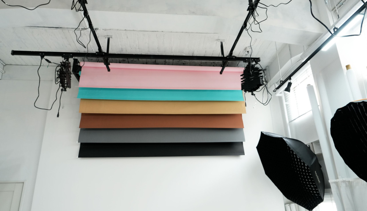 神戸駅徒歩5分/撮影機材豊富、面積108㎡の撮影スタジオ、ハウススタジオ。広い2面白ホリ、自然光でも撮影OK。Studio VEAL Kobe｜カシカシ