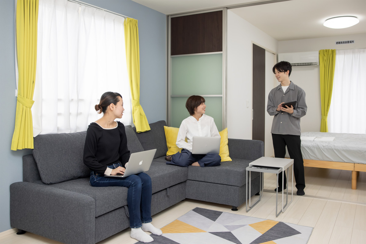 【掃除、ゴミ持ち帰不要】岐阜羽島駅3分 キッチン付き貸切個室40㎡1LDKシアタールーム。ゲストハウス岐阜羽島心音 シアタールーム｜カシカシ