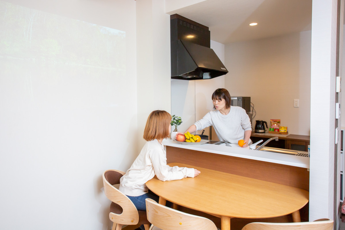 【掃除、ゴミ持ち帰り不要】ゲストルーム心音-金澤表参道- キッチン付き貸切個室40㎡1LDKシアタールーム。ゲストルーム心音-金澤表参道- シアタールーム｜カシカシ