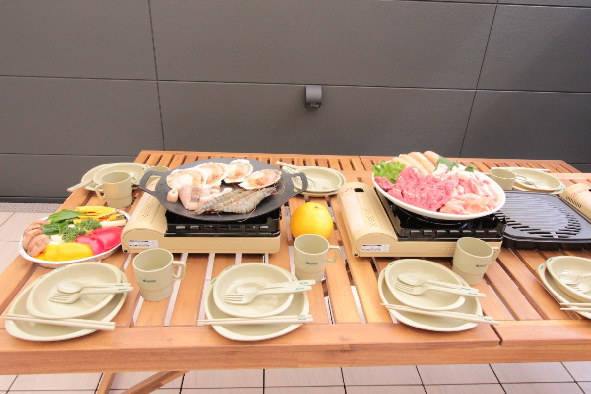 芝生付き屋上BBQスペース Wi-Fiあり、プロジェクターあり！コンロ・食材完備で手ぶらでもOK1人5500円！4名様から利用可能！。ガーデンテラスsumika｜カシカシ