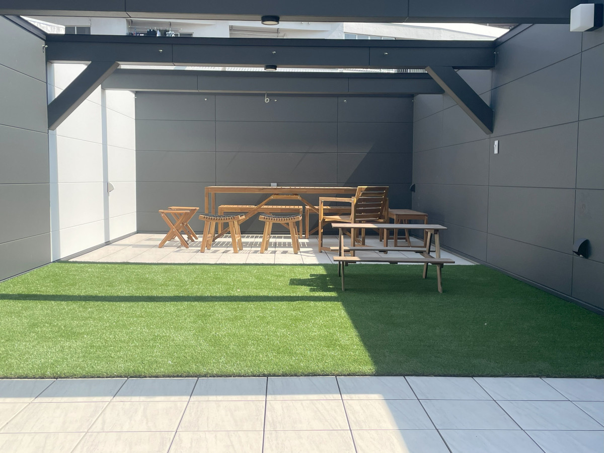 芝生付き屋上BBQスペース Wi-Fiあり、プロジェクターあり！コンロ・食材完備で手ぶらでもOK1人5500円！4名様から利用可能！。ガーデンテラスsumika｜カシカシ